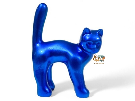 MINI CHAT BLEU CANDY EN RESINE H 17 CM - 19,90